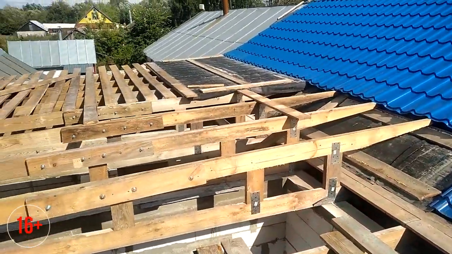 Обработка древесины от грибка. Крыша пристройки не дается легко. Дом в деревне