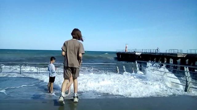 Алушта. Детские игры с волнами.