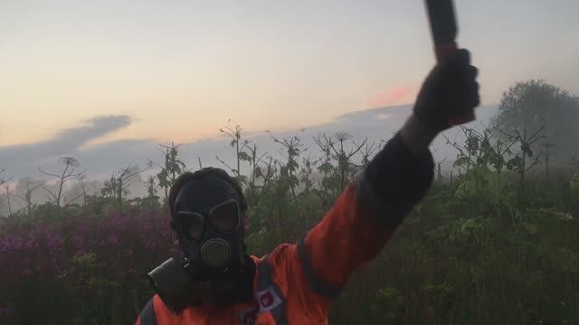 Обрезка соцветий борщевика сосновского на небольшом участке, при помощи мачете, под музыку