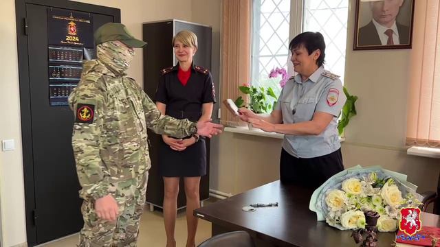 Полицейские Севастополя вручили паспорт гражданина Российской Федерации участнику СВО
