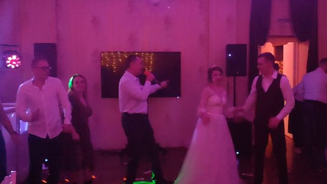 Здравствуй невеста.
Отец поёт дочери на свадьбе.