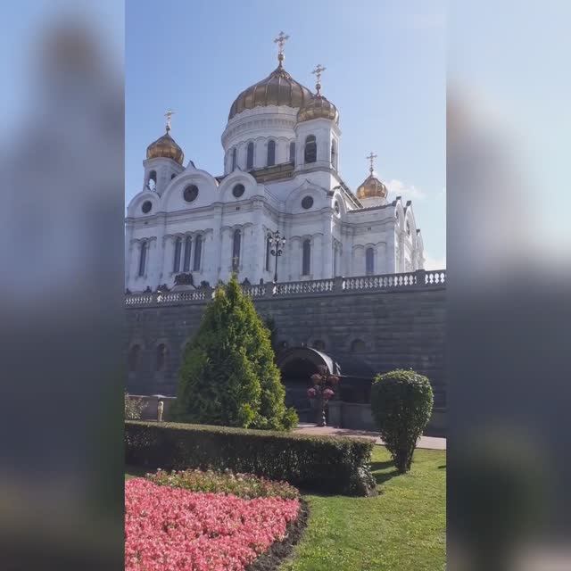 Храм Христа Спасителя летом