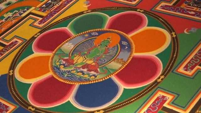 В Москве буддисты построили песочную мандалу Зеленой Тары