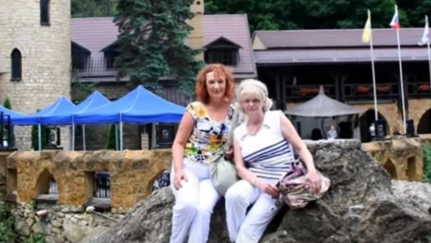 Мы с подругой верной гуляем примерно