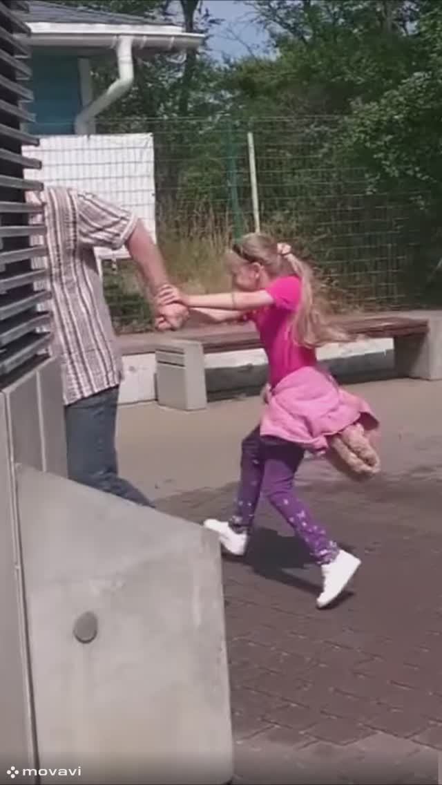 бедного ребенка затащили в душ