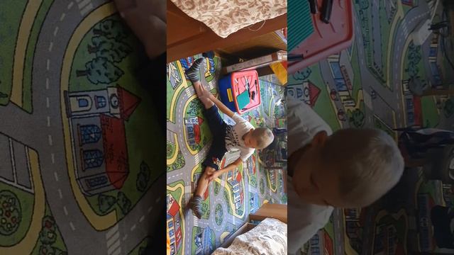 Мистер Бомбас тянет разные складки и шпагат!