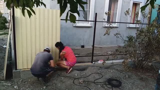 Закрываем дом забором из профнастила.
