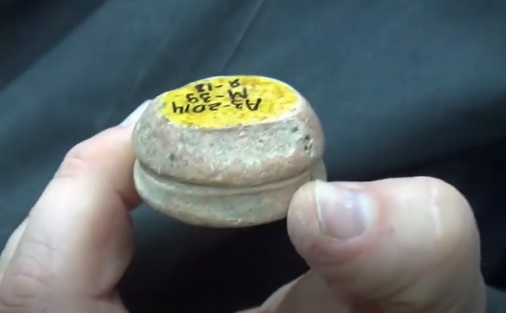 Царь-фишка из донца поливной чашечки с раскопа по ул. Московской 39