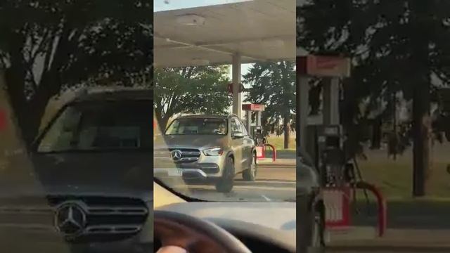 Автоледи приехала заправить машину
