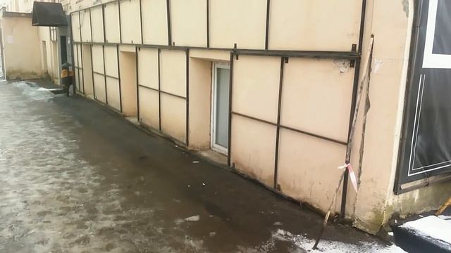 Здание с окошками на уровне дороги. Нафига? Чтоб плавать нахаляву?