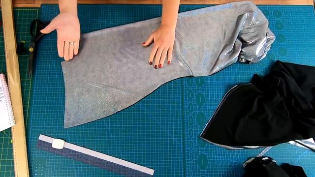 Раскроим элегантное платье без выкройки и вытачек, просто сложив ткань в четыре слоя.mp4