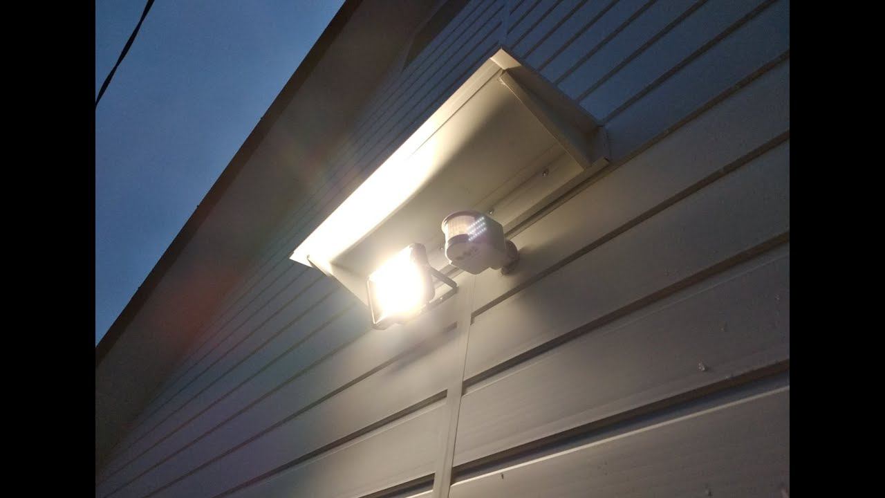 Детектор движения с прожектором на улице.