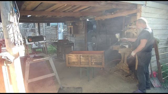 Делаю сундук своими руками  Выделяю структуру дерева , зачищаю сундук и покрываю лаком.