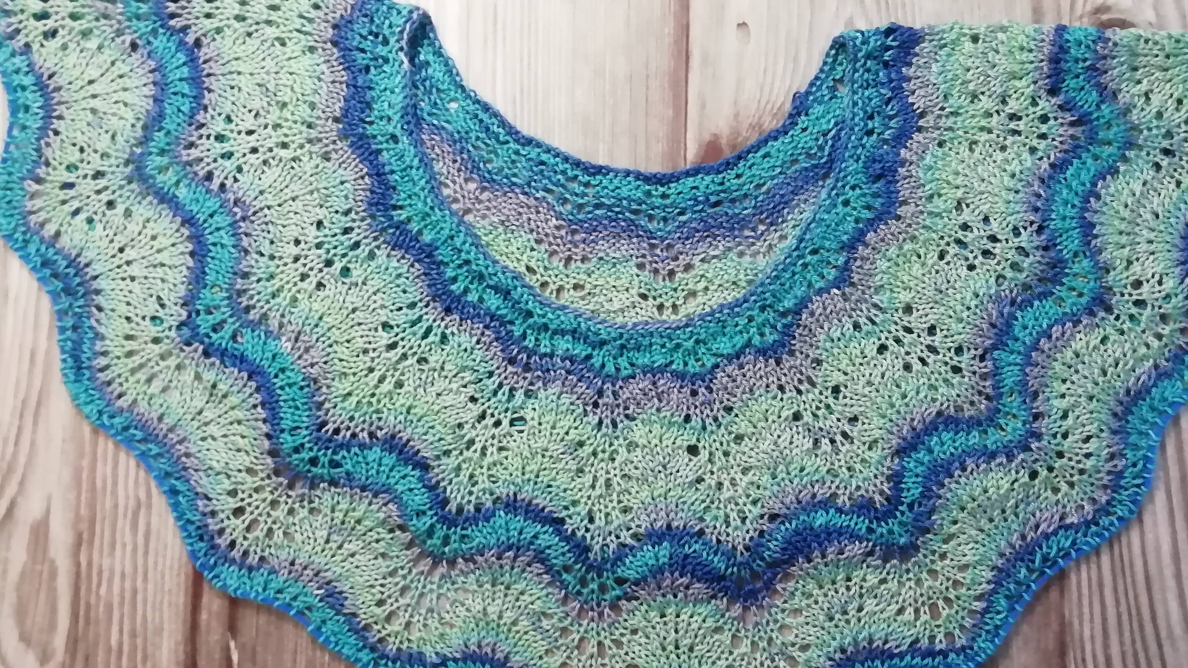 Круглая кокетка узором павлиний хвост. Платье из Ализе дива батик начало.