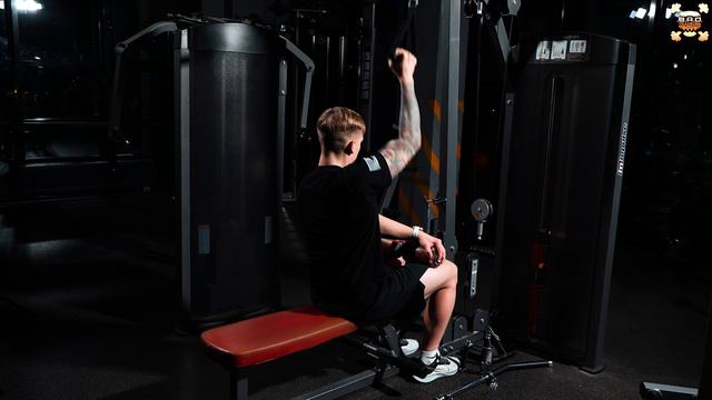 Тяга вертикального блока одной рукой