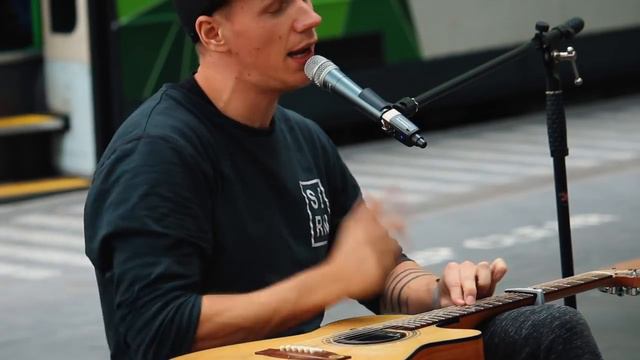 HUGE CROWD for the Street Performer