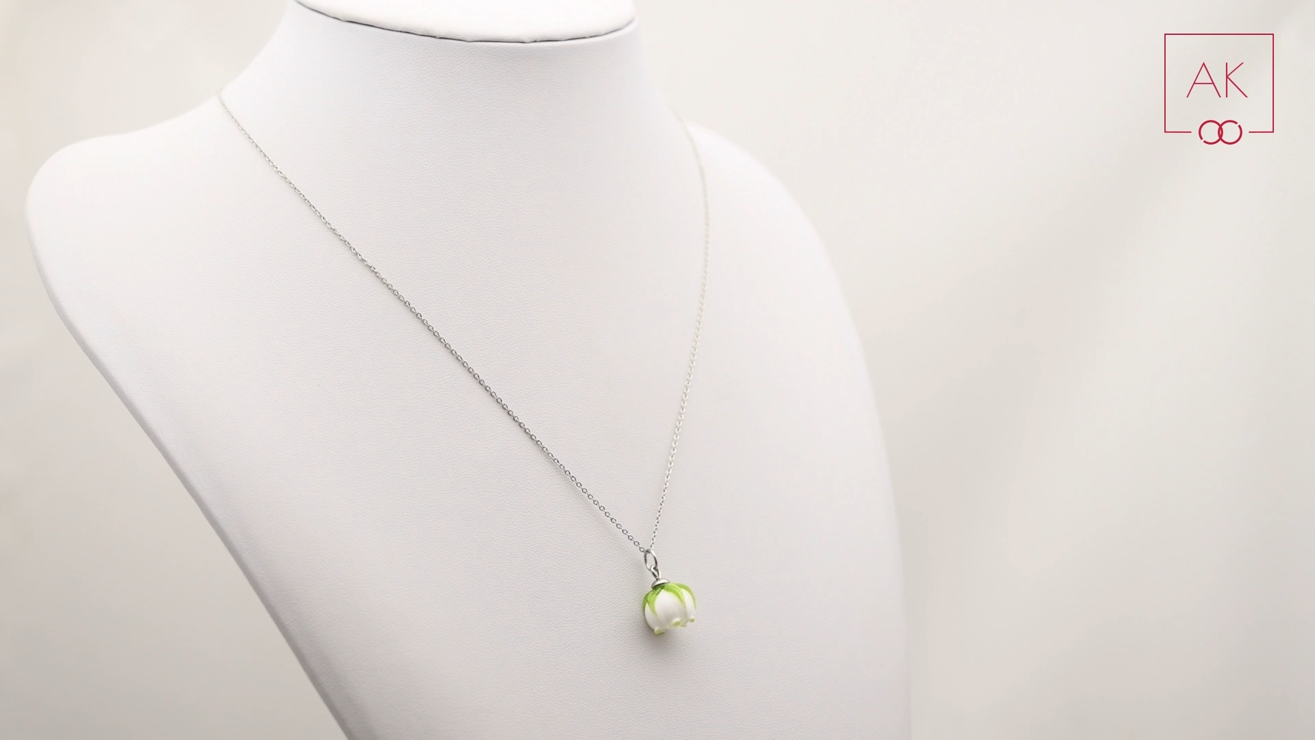 Подвеска Эмили с белым стеклянным цветком