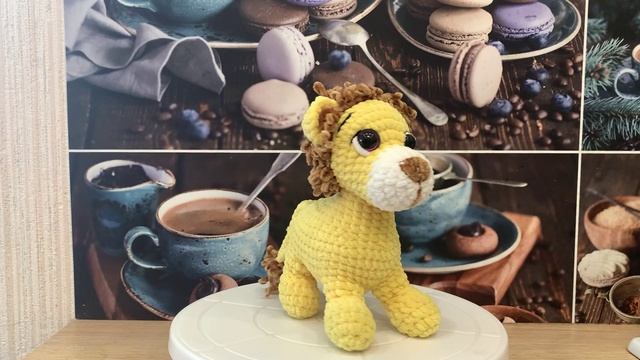 Вязаные игрушки амигуруми крючком. Вязанный лев из плюшевой пряжи. Вязание крючком. Игрушки крючком.