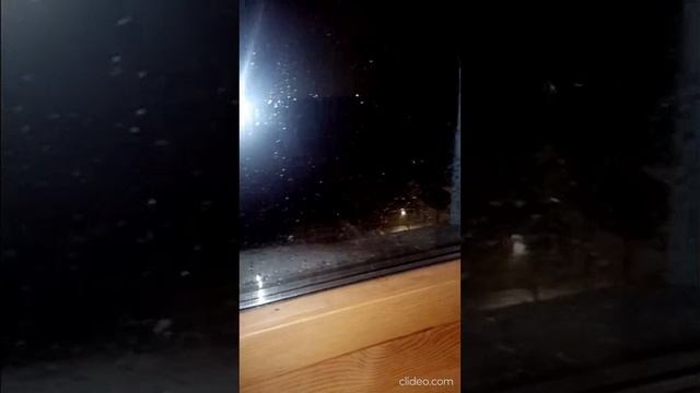 Дождь в мое окно бьется мягкими пальцами