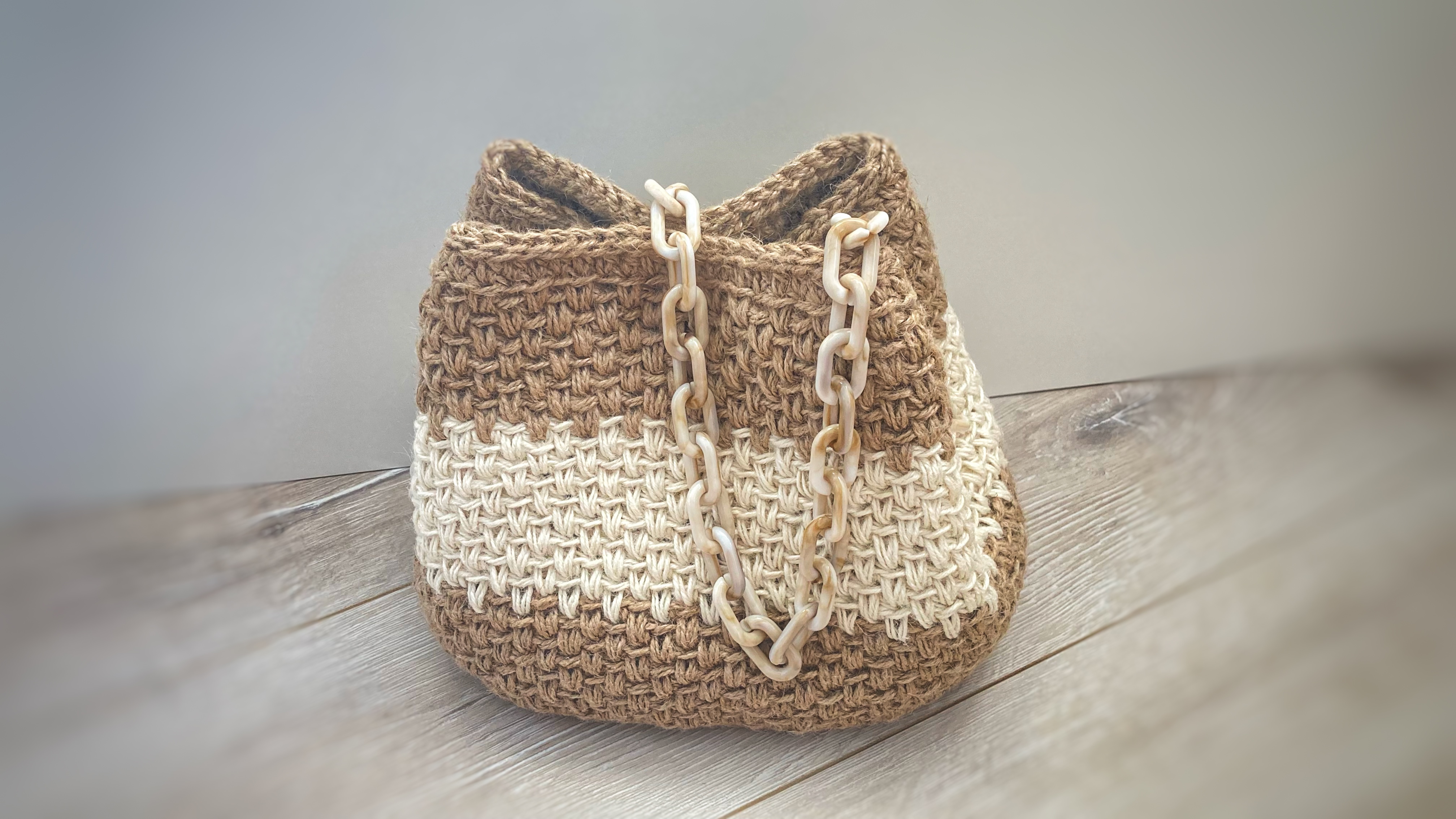 Джутовая вязаная сумочка через плечо на цепочке