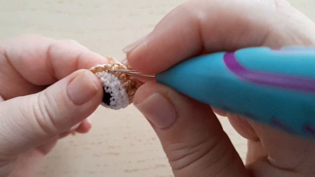 Вяжем веки к глазкам игрушки. Наглядно и понятно