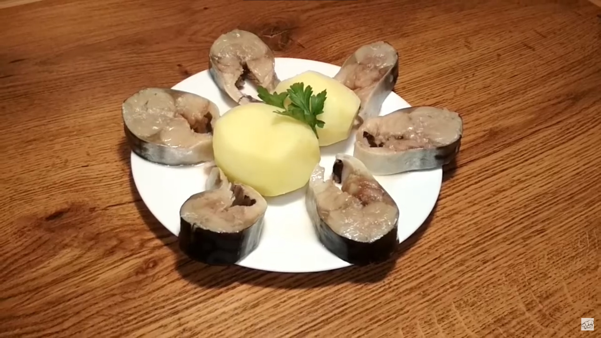 Простой рецепт вкусной соленой скумбрии.