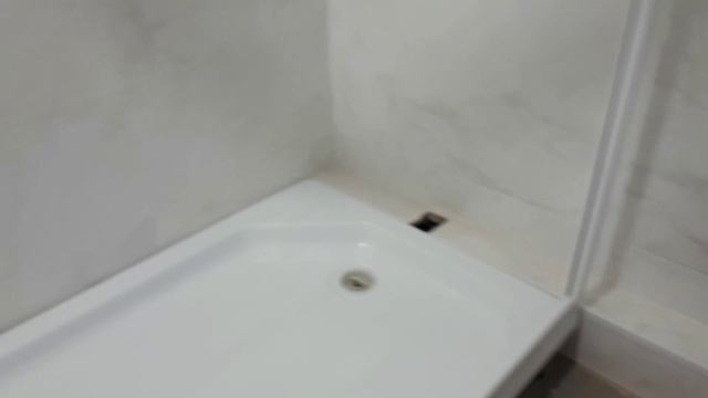 Ремонт квартиры продолжается. Купили душевую кабину и мебель в ванную.