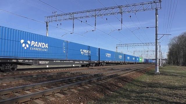 Электровоз ВЛ10У-132 (ТЧЭ-38) с контейнерным поездом.