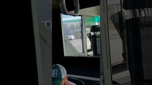 Welcome To Maldives, первый выход в аэропорт на Мальдивах