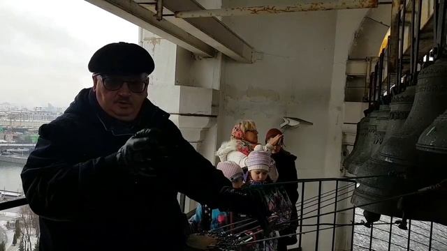 Мастер-класс по колокольному звону Игоря Васильевича Коновалова на колокольне храма Христа Спасителя
