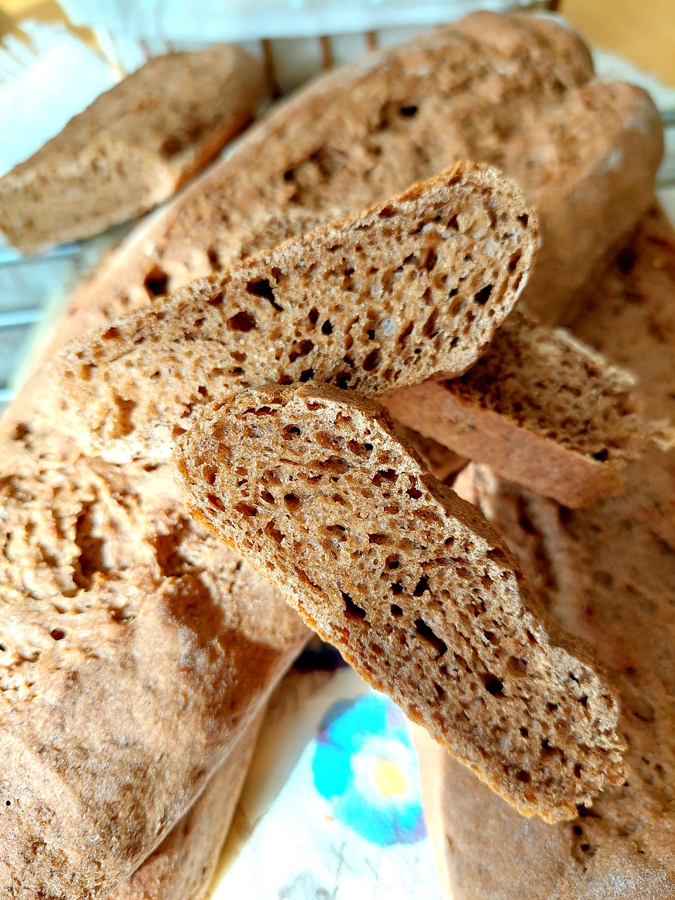 Сайки из обдирной ржаной муки с кориандром. Ароматно. Вкусно по-домашнему.