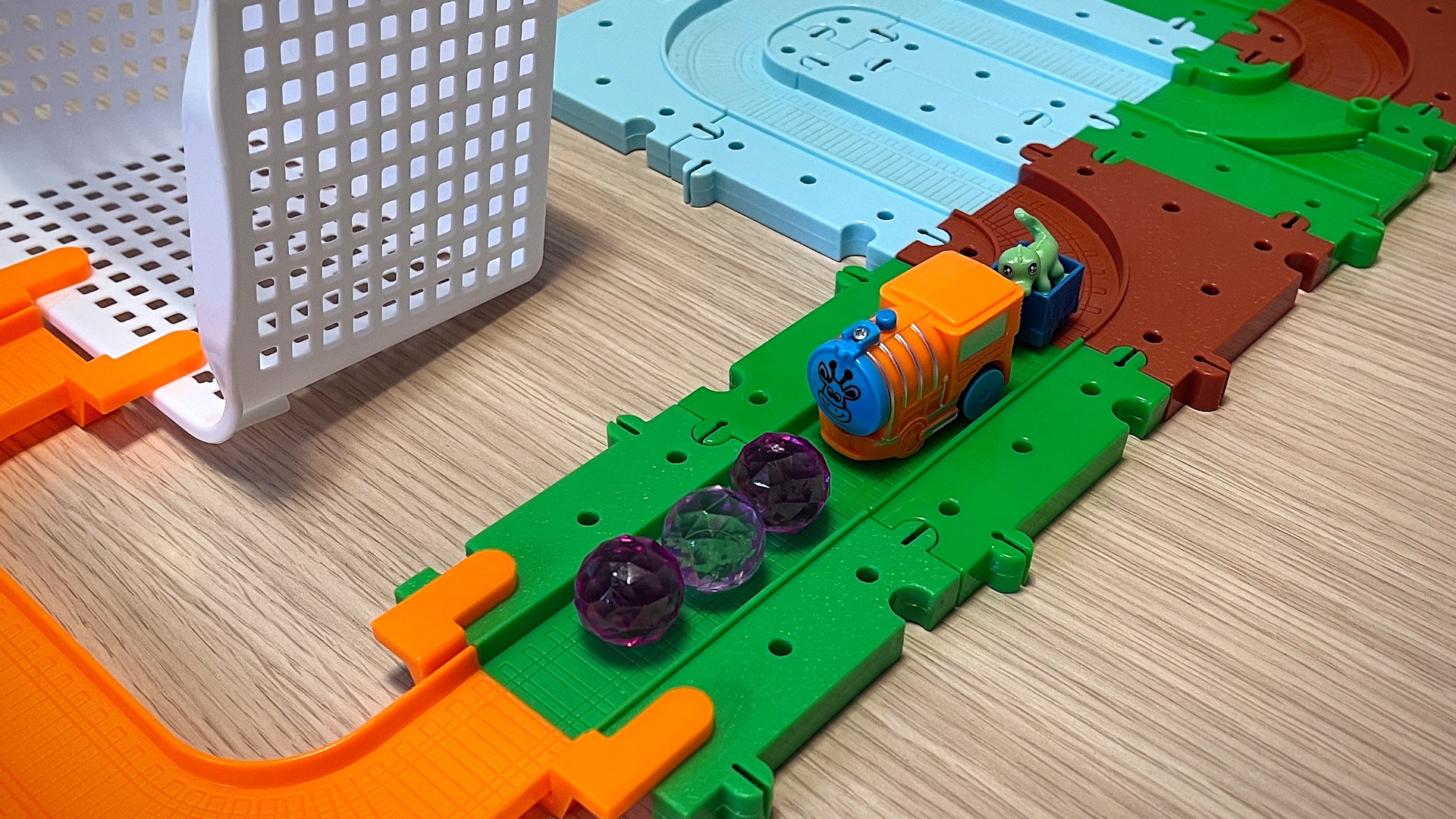 МУЛЬТИКИ ПРО ПАРОВОЗИКИ  Паровозик с динозавром едет по железной дороге