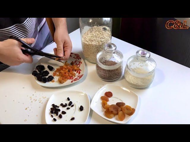 Делаем мюсли из мюсли из овсяных хлопьев и сухофруктовес и сухофруктов.