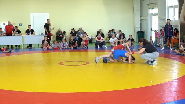 Соревнования среди девочек! (женская борьба)