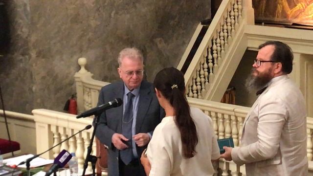 Всемирный клуб петербуржцев отпраздновал 30-летие: подарки Клубу от депутатов ЗАКСа ЛенОбласти.