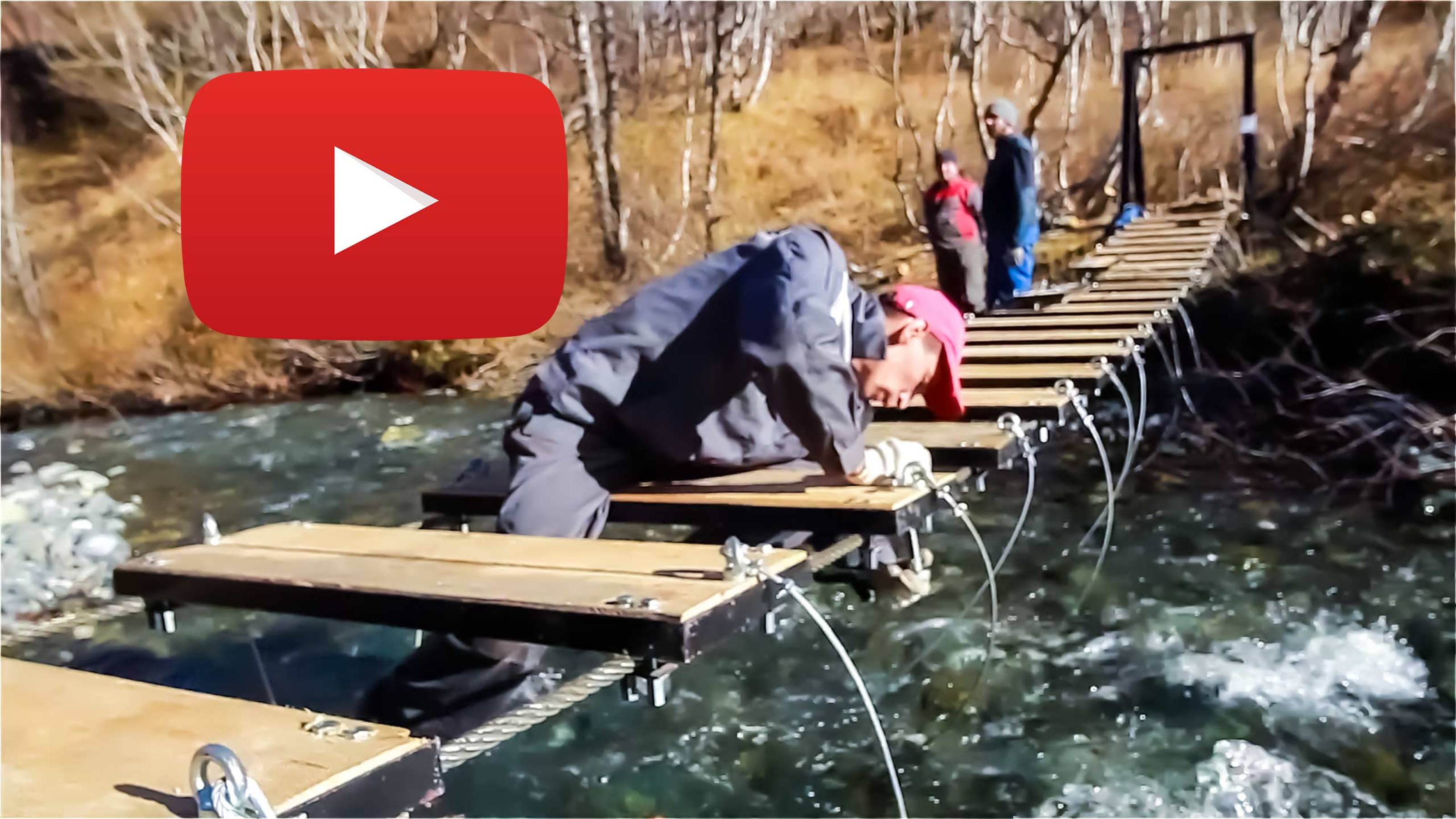 Монтаж навесного моста через реку Лужа в Калужской области