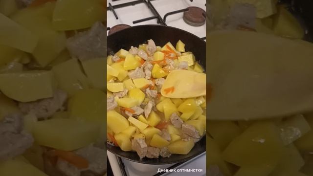 Картошка с мясом на чугунной сковороде