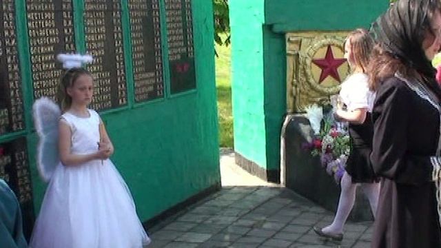 2010.05.09-День победы 6 Возложение цветов под песню Журавли