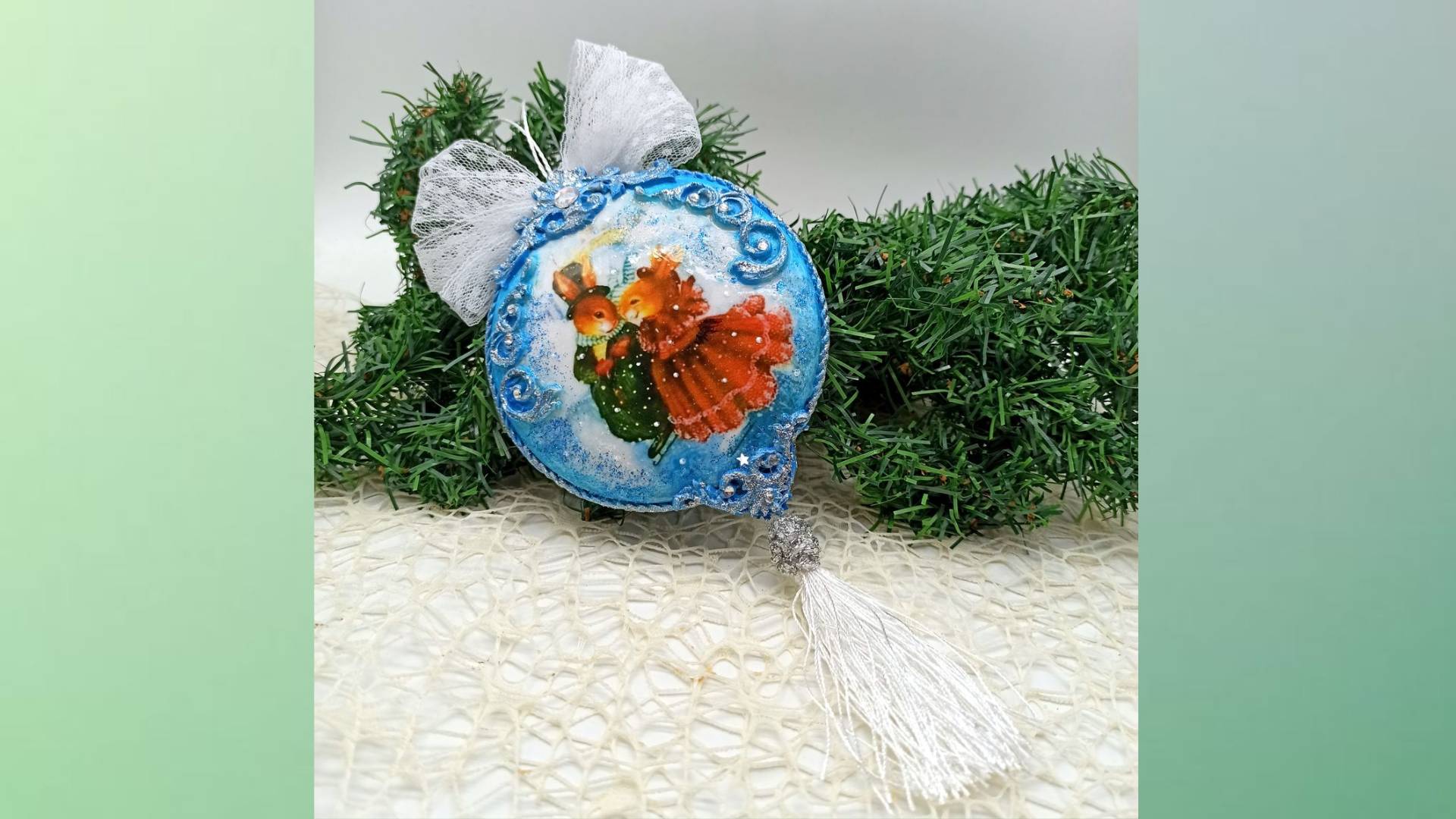 Медальон на елку Зайки на коньках