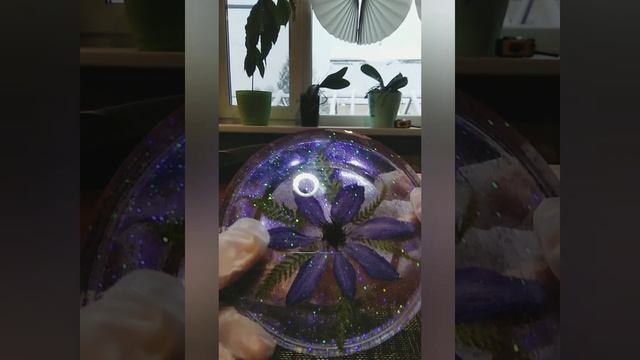 Подставка из смолы с цветами.?