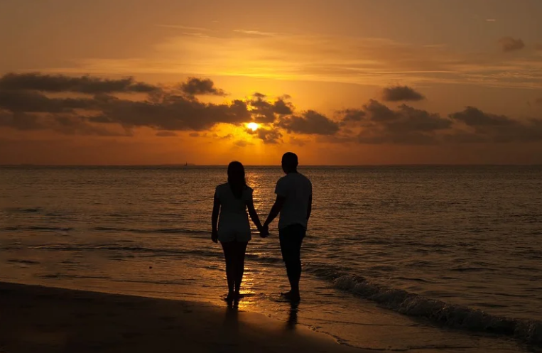 Кто сказал, что любовь юным только. Автор текста Лариса Рубальская. Стихи о любви.