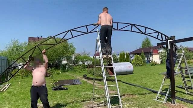 Навес из поликарбоната для двух автомобилей + откатные ворота установили за один день | Спецкаркас