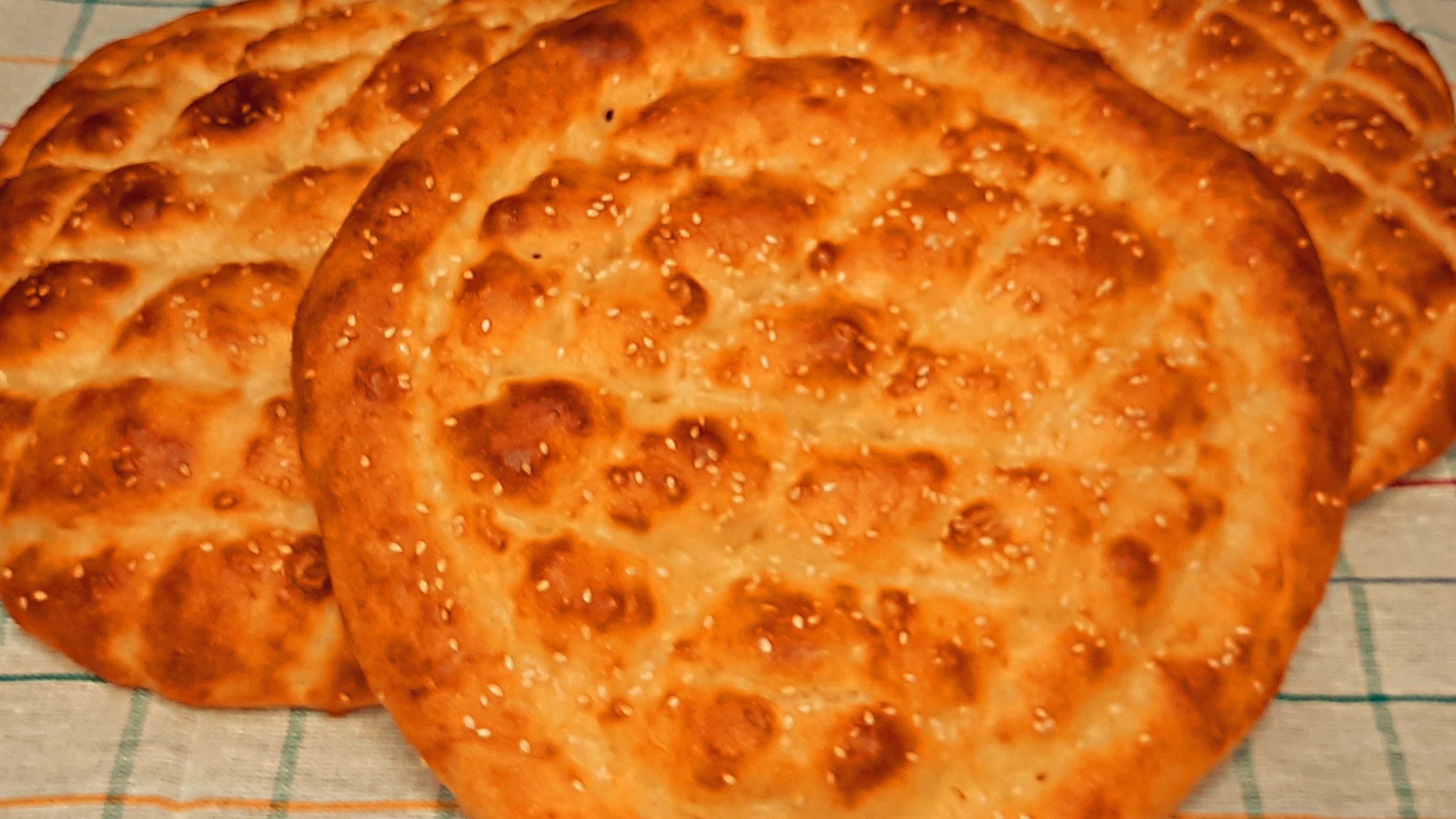 Домшний хлеб из воды, муки и дрожжей.mp4