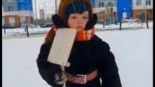 Все мы дети, в шапках на резинке