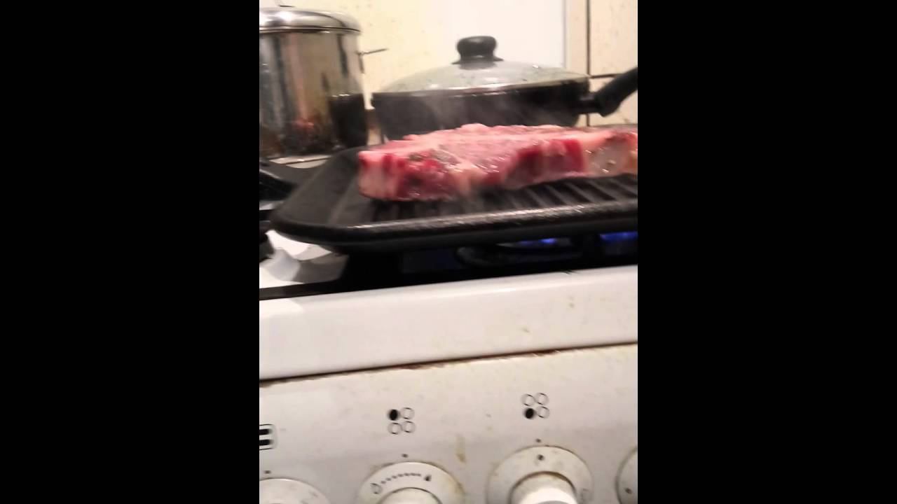 Жарю стейк t-bone на сковороде-гриль