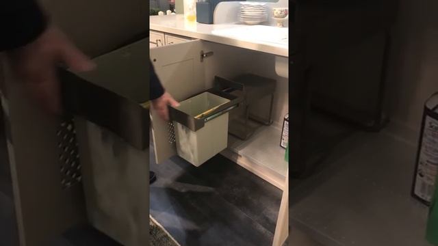 Тумба под мойку с мусорным ведром для кухни.mp4