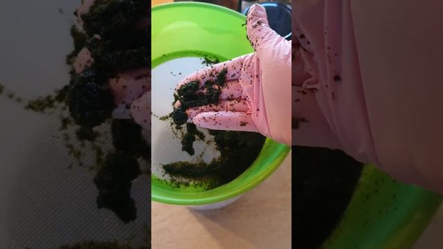 Процеживание отвара крапивы для добавления в ядровое мыло