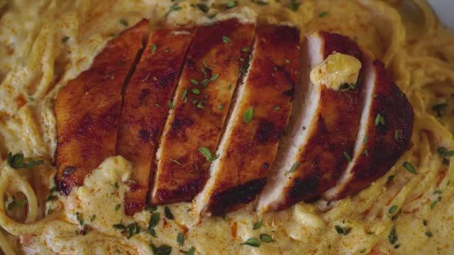 Паста с курицей в сливочном соусе