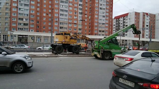 Укладка плит на пути между рельсами.mp4