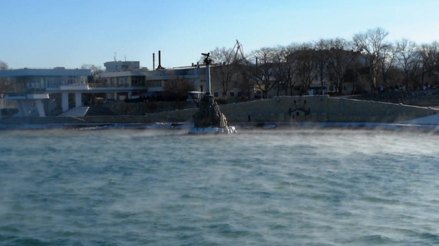Как в Севастополе парит море